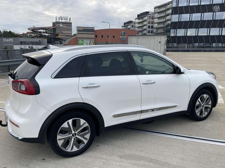 White Kia Niro 2017 in Vilnius, with an engine capacity of 1.58 L and mileage of 190 thousand km for 11200 €, photo 9 on AUTOMOTO.COM.LV