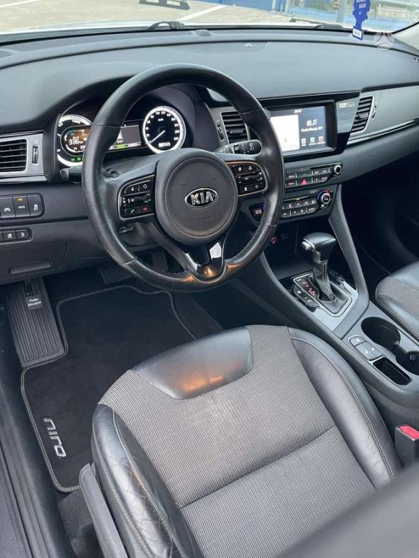 White Kia Niro 2017 in Vilnius, with an engine capacity of 1.58 L and mileage of 190 thousand km for 11200 €, photo 10 on AUTOMOTO.COM.LV