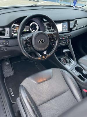 White Kia Niro 2017 in Vilnius, with an engine capacity of 1.58 L and mileage of 190 thousand km for 11200 €, photo 11 on AUTOMOTO.COM.LV