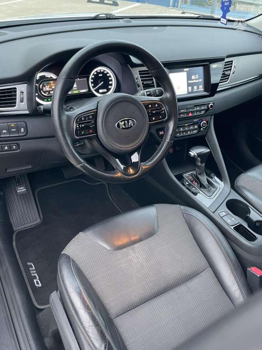 White Kia Niro 2017 in Vilnius, with an engine capacity of 1.58 L and mileage of 190 thousand km for 11200 €, photo 11 on AUTOMOTO.COM.LV