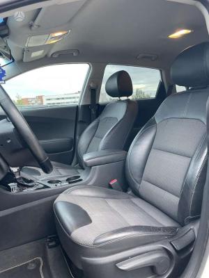 White Kia Niro 2017 in Vilnius, with an engine capacity of 1.58 L and mileage of 190 thousand km for 11200 €, photo 12 on AUTOMOTO.COM.LV