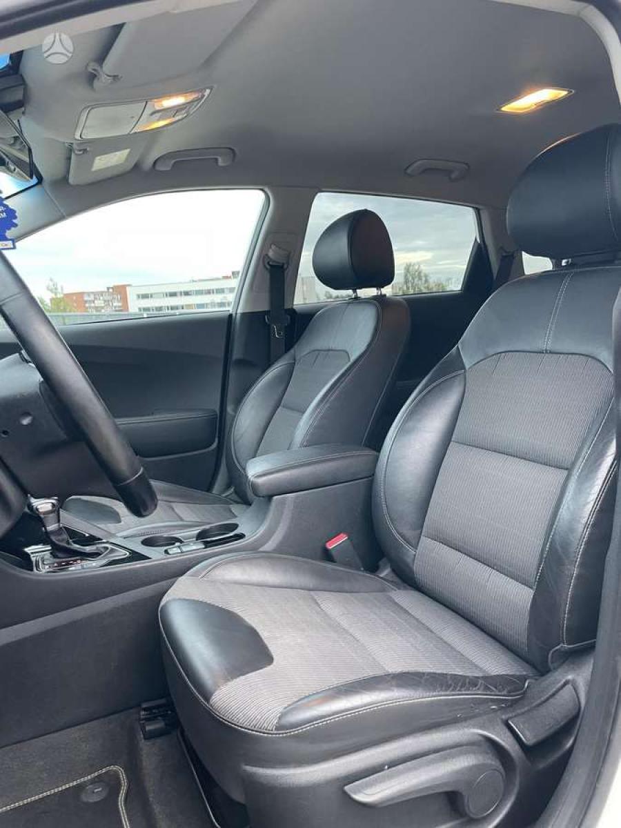 White Kia Niro 2017 in Vilnius, with an engine capacity of 1.58 L and mileage of 190 thousand km for 11200 €, photo 12 on AUTOMOTO.COM.LV