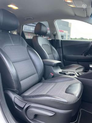 White Kia Niro 2017 in Vilnius, with an engine capacity of 1.58 L and mileage of 190 thousand km for 11200 €, photo 13 on AUTOMOTO.COM.LV