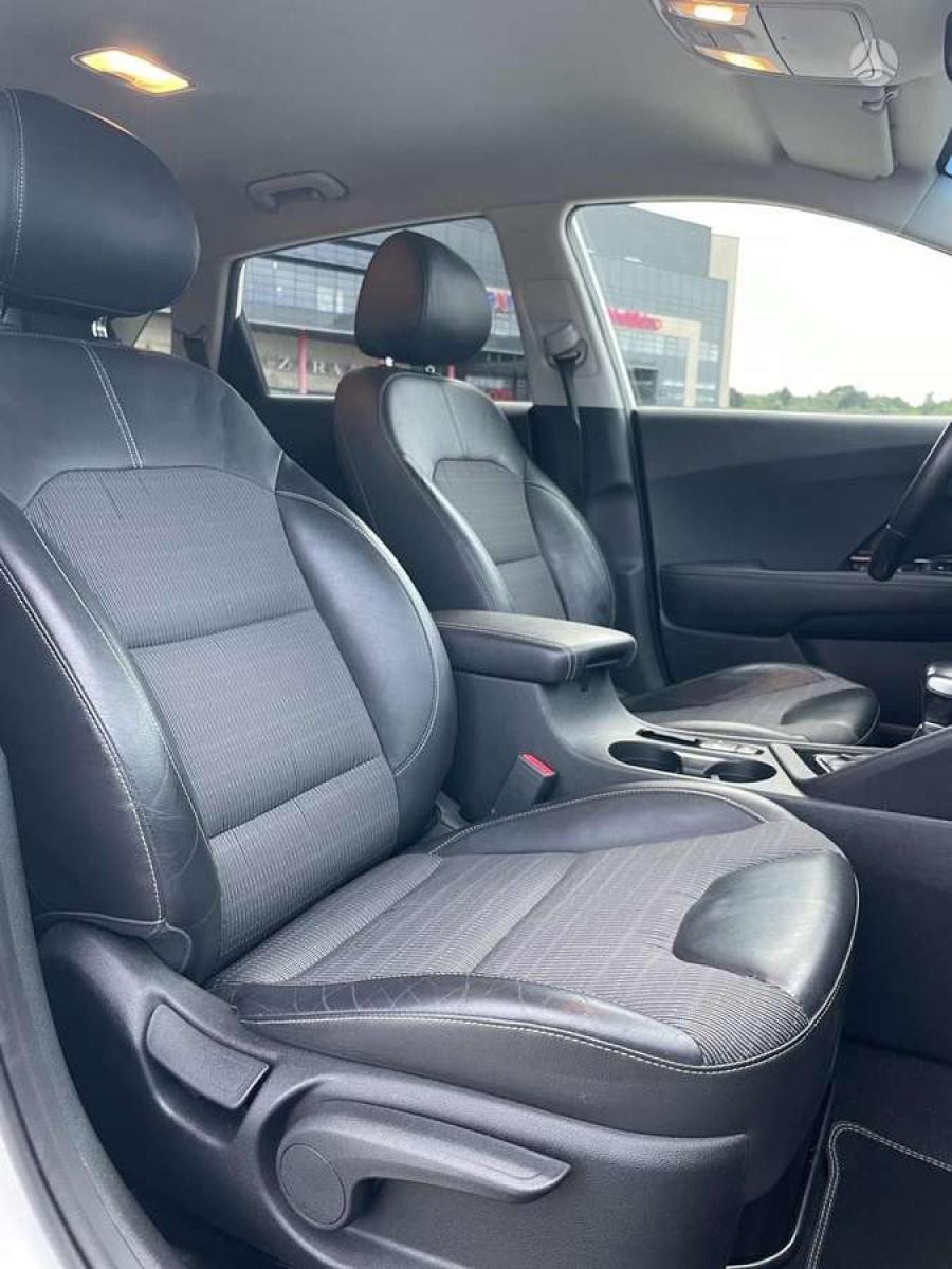 White Kia Niro 2017 in Vilnius, with an engine capacity of 1.58 L and mileage of 190 thousand km for 11200 €, photo 13 on AUTOMOTO.COM.LV
