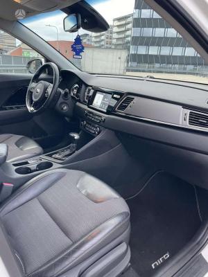 White Kia Niro 2017 in Vilnius, with an engine capacity of 1.58 L and mileage of 190 thousand km for 11200 €, photo 14 on AUTOMOTO.COM.LV