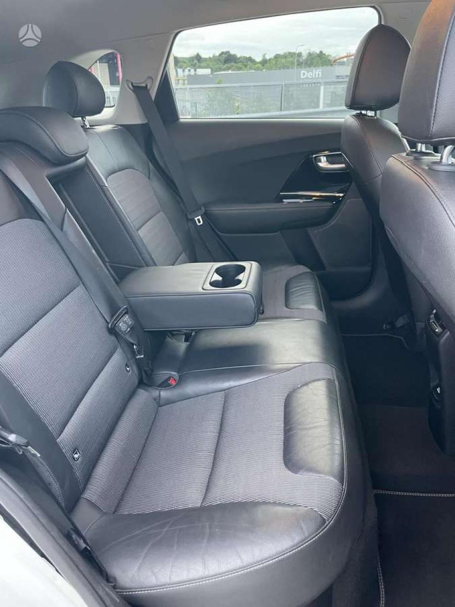 White Kia Niro 2017 in Vilnius, with an engine capacity of 1.58 L and mileage of 190 thousand km for 11200 €, photo 15 on AUTOMOTO.COM.LV