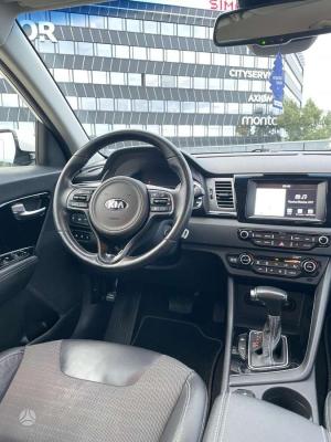 White Kia Niro 2017 in Vilnius, with an engine capacity of 1.58 L and mileage of 190 thousand km for 11200 €, photo 16 on AUTOMOTO.COM.LV