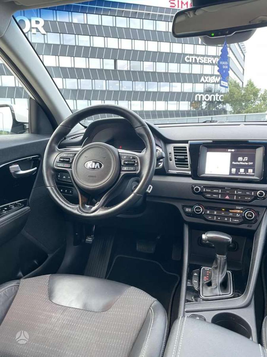 White Kia Niro 2017 in Vilnius, with an engine capacity of 1.58 L and mileage of 190 thousand km for 11200 €, photo 16 on AUTOMOTO.COM.LV