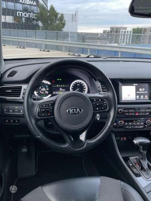 White Kia Niro 2017 in Vilnius, with an engine capacity of 1.58 L and mileage of 190 thousand km for 11200 €, photo 17 on AUTOMOTO.COM.LV