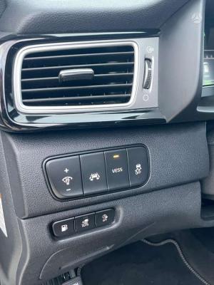 White Kia Niro 2017 in Vilnius, with an engine capacity of 1.58 L and mileage of 190 thousand km for 11200 €, photo 23 on AUTOMOTO.COM.LV