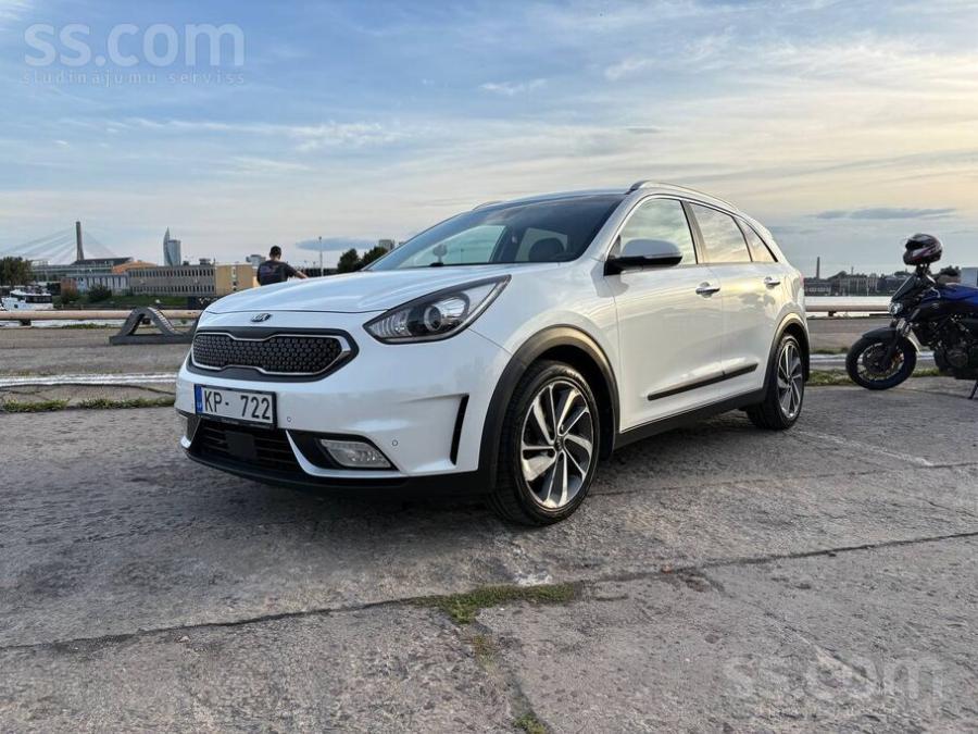 White Kia Niro 2017 in Riga, with an engine capacity of 1.60 L and mileage of 186 thousand km for 14000 €, photo 1 on AUTOMOTO.COM.LV