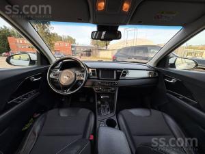 White Kia Niro 2017 in Riga, with an engine capacity of 1.60 L and mileage of 186 thousand km for 14000 €, photo 3 on AUTOMOTO.COM.LV