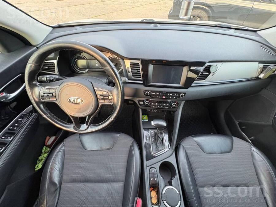 White Kia Niro 2017 in Riga, with an engine capacity of 1.60 L and mileage of 186 thousand km for 14000 €, photo 4 on AUTOMOTO.COM.LV