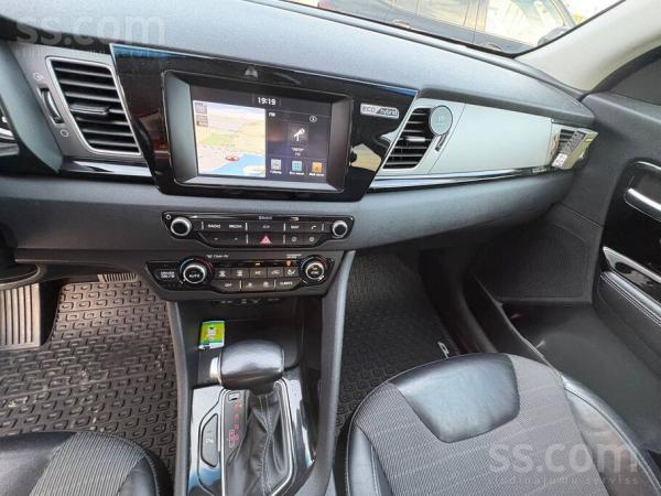 Kia Niro 2017 in Riga on AUTOMOTO.COM.LV White Kia Niro 2017 in Riga, with an engine capacity of 1.60 L and mileage of 186 thousand km for 14000 €, photo 5 on AUTOMOTO.COM.LV