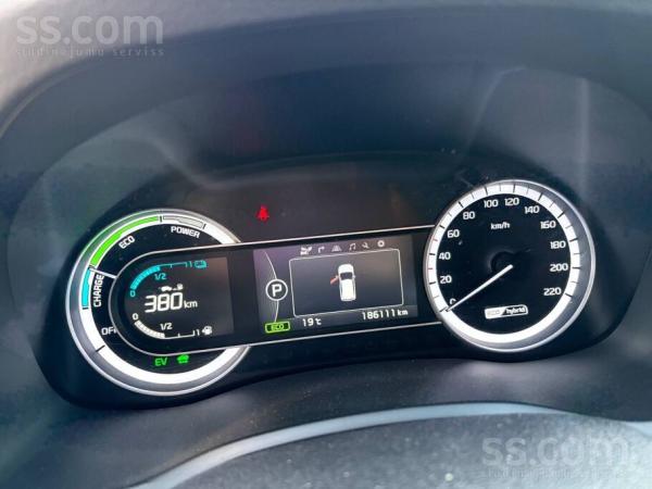 Kia Niro 2017 in Riga on AUTOMOTO.COM.LV White Kia Niro 2017 in Riga, with an engine capacity of 1.60 L and mileage of 186 thousand km for 14000 €, photo 6 on AUTOMOTO.COM.LV