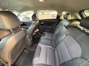 White Kia Niro 2017 in Riga, with an engine capacity of 1.60 L and mileage of 186 thousand km for 14000 €, photo 7 on AUTOMOTO.COM.LV