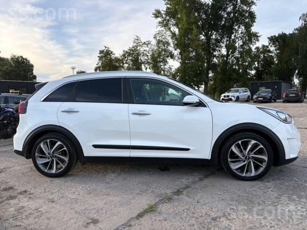 Kia Niro 2017 in Riga on AUTOMOTO.COM.LV White Kia Niro 2017 in Riga, with an engine capacity of 1.60 L and mileage of 186 thousand km for 14000 €, photo 8 on AUTOMOTO.COM.LV