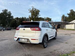 White Kia Niro 2017 in Riga, with an engine capacity of 1.60 L and mileage of 186 thousand km for 14000 €, photo 9 on AUTOMOTO.COM.LV