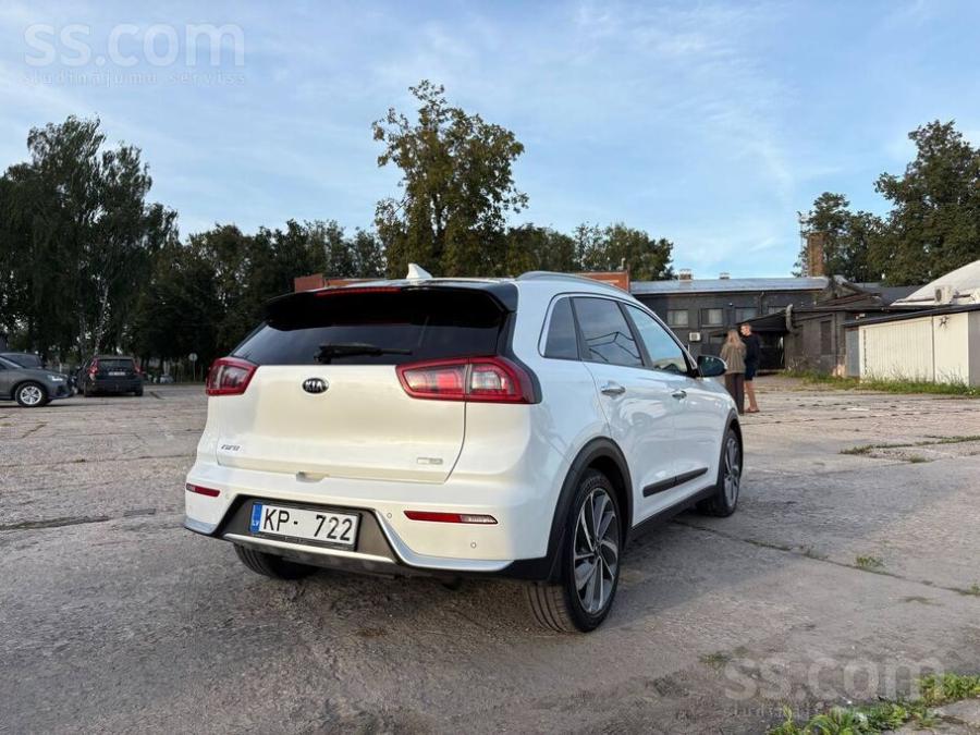 White Kia Niro 2017 in Riga, with an engine capacity of 1.60 L and mileage of 186 thousand km for 14000 €, photo 9 on AUTOMOTO.COM.LV