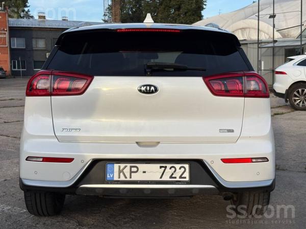 Kia Niro 2017 in Riga on AUTOMOTO.COM.LV White Kia Niro 2017 in Riga, with an engine capacity of 1.60 L and mileage of 186 thousand km for 14000 €, photo 10 on AUTOMOTO.COM.LV