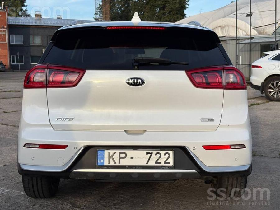 White Kia Niro 2017 in Riga, with an engine capacity of 1.60 L and mileage of 186 thousand km for 14000 €, photo 10 on AUTOMOTO.COM.LV