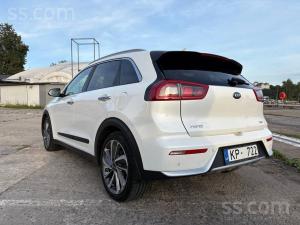 White Kia Niro 2017 in Riga, with an engine capacity of 1.60 L and mileage of 186 thousand km for 14000 €, photo 11 on AUTOMOTO.COM.LV