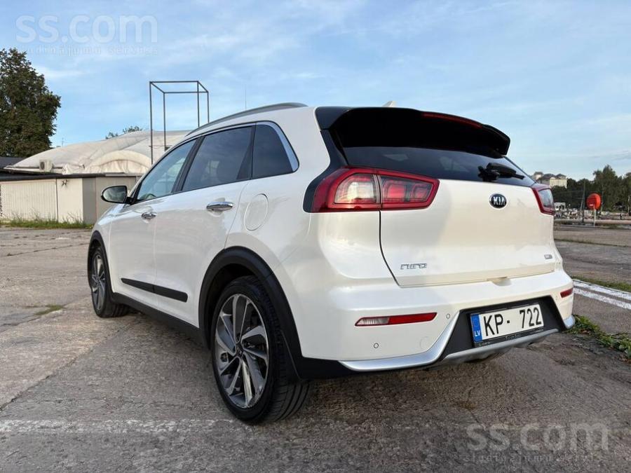 White Kia Niro 2017 in Riga, with an engine capacity of 1.60 L and mileage of 186 thousand km for 14000 €, photo 11 on AUTOMOTO.COM.LV