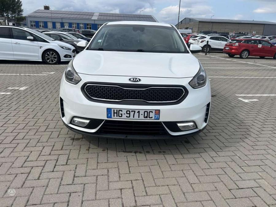 Balts Kia Niro 2018 Tauragė, ar dzinēja tilpumu 1.58 L un nobraukumu 270 tūkst. km par 7200 €, foto 1 vietnē AUTOMOTO.COM.LV