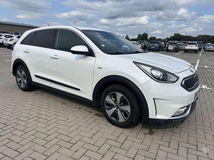 Balts Kia Niro 2018 Tauragė, ar dzinēja tilpumu 1.58 L un nobraukumu 270 tūkst. km par 7200 €, foto 3 vietnē AUTOMOTO.COM.LV