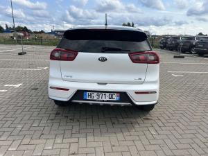 Balts Kia Niro 2018 Tauragė, ar dzinēja tilpumu 1.58 L un nobraukumu 270 tūkst. km par 7200 €, foto 4 vietnē AUTOMOTO.COM.LV