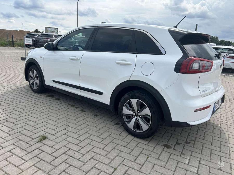 Balts Kia Niro 2018 Tauragė, ar dzinēja tilpumu 1.58 L un nobraukumu 270 tūkst. km par 7200 €, foto 5 vietnē AUTOMOTO.COM.LV