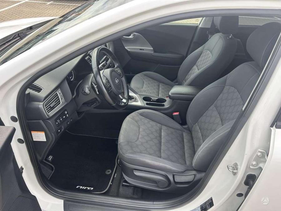 Balts Kia Niro 2018 Tauragė, ar dzinēja tilpumu 1.58 L un nobraukumu 270 tūkst. km par 7200 €, foto 8 vietnē AUTOMOTO.COM.LV