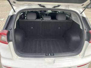 Balts Kia Niro 2018 Tauragė, ar dzinēja tilpumu 1.58 L un nobraukumu 270 tūkst. km par 7200 €, foto 11 vietnē AUTOMOTO.COM.LV