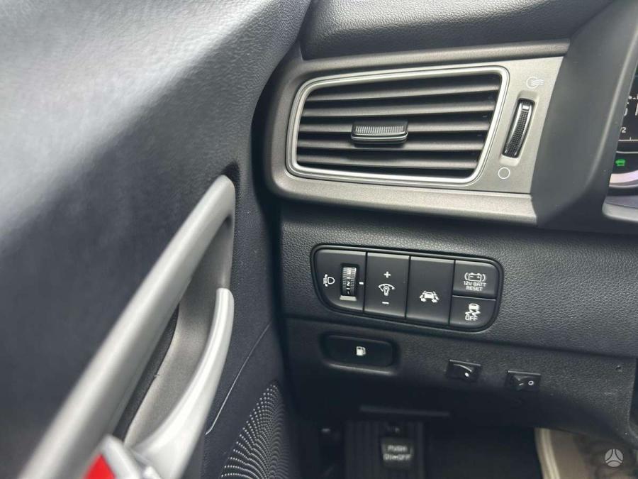 Balts Kia Niro 2018 Tauragė, ar dzinēja tilpumu 1.58 L un nobraukumu 270 tūkst. km par 7200 €, foto 12 vietnē AUTOMOTO.COM.LV