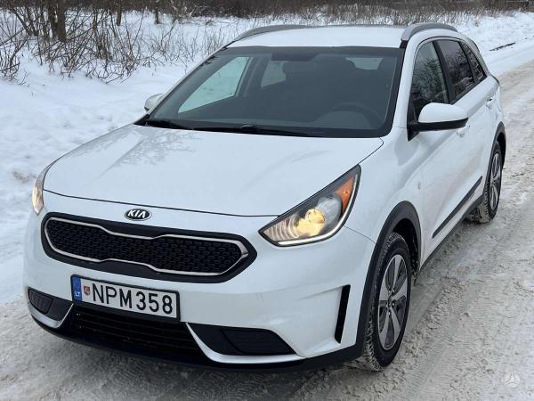 White Kia Niro 2019 in Vilnius, with an engine capacity of 1.59 L and mileage of 147 thousand km for 14000 €, photo 1 on AUTOMOTO.COM.LV