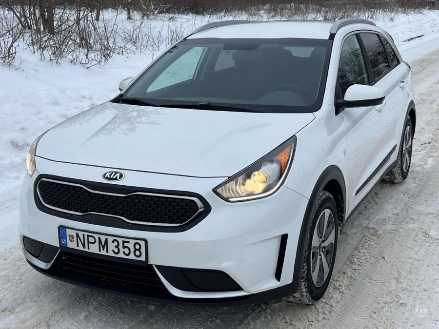 White Kia Niro 2019 in Vilnius, with an engine capacity of 1.59 L and mileage of 147 thousand km for 14000 €, photo 1 on AUTOMOTO.COM.LV