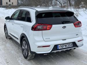 White Kia Niro 2019 in Vilnius, with an engine capacity of 1.59 L and mileage of 147 thousand km for 14000 €, photo 2 on AUTOMOTO.COM.LV