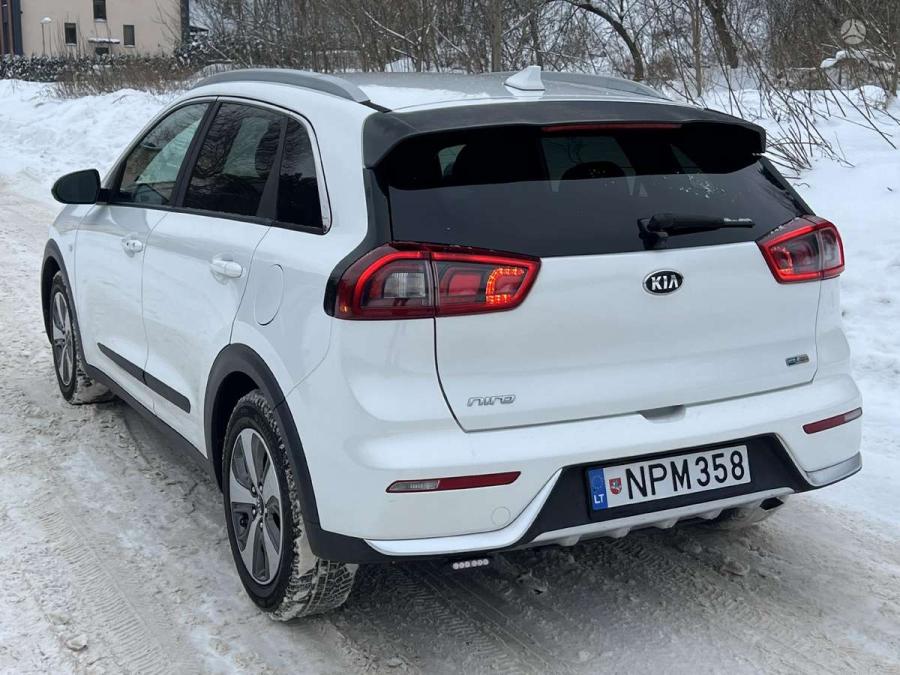White Kia Niro 2019 in Vilnius, with an engine capacity of 1.59 L and mileage of 147 thousand km for 14000 €, photo 2 on AUTOMOTO.COM.LV