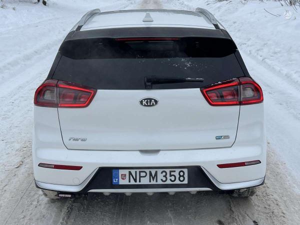 White Kia Niro 2019 in Vilnius, with an engine capacity of 1.59 L and mileage of 147 thousand km for 14000 €, photo 3 on AUTOMOTO.COM.LV