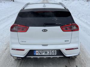 White Kia Niro 2019 in Vilnius, with an engine capacity of 1.59 L and mileage of 147 thousand km for 14000 €, photo 3 on AUTOMOTO.COM.LV