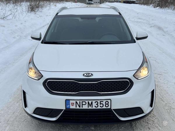 White Kia Niro 2019 in Vilnius, with an engine capacity of 1.59 L and mileage of 147 thousand km for 14000 €, photo 6 on AUTOMOTO.COM.LV