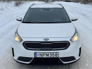 White Kia Niro 2019 in Vilnius, with an engine capacity of 1.59 L and mileage of 147 thousand km for 14000 €, photo 6 on AUTOMOTO.COM.LV