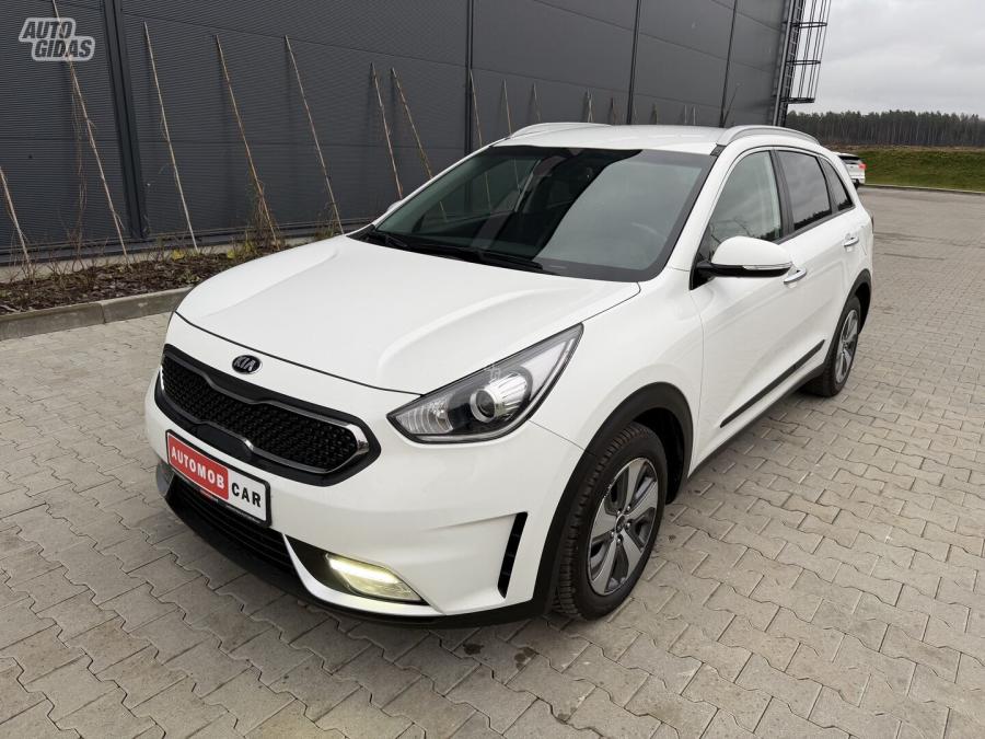 White Kia Niro 2019 in Vilnius, with an engine capacity of 1.60 L and mileage of 235 thousand km for 10850 €, photo 1 on AUTOMOTO.COM.LV