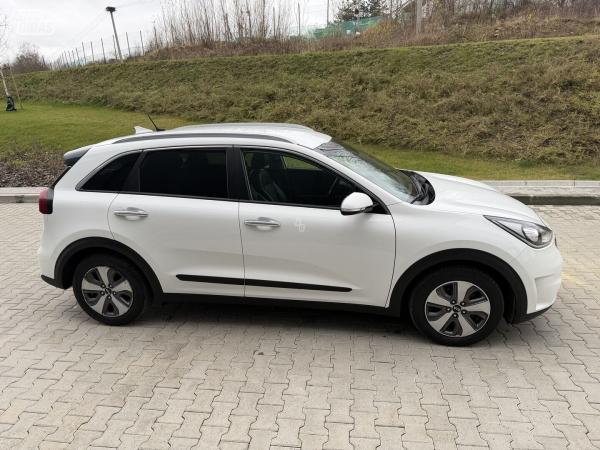 Balts Kia Niro 2019 Viļņa, ar dzinēja tilpumu 1.60 L un nobraukumu 235 tūkst. km par 10850 €, foto 2 vietnē AUTOMOTO.COM.LV