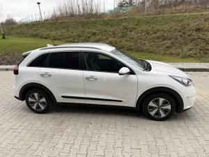 White Kia Niro 2019 in Vilnius, with an engine capacity of 1.60 L and mileage of 235 thousand km for 10850 €, photo 2 on AUTOMOTO.COM.LV