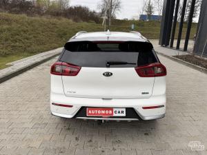 White Kia Niro 2019 in Vilnius, with an engine capacity of 1.60 L and mileage of 235 thousand km for 10850 €, photo 4 on AUTOMOTO.COM.LV