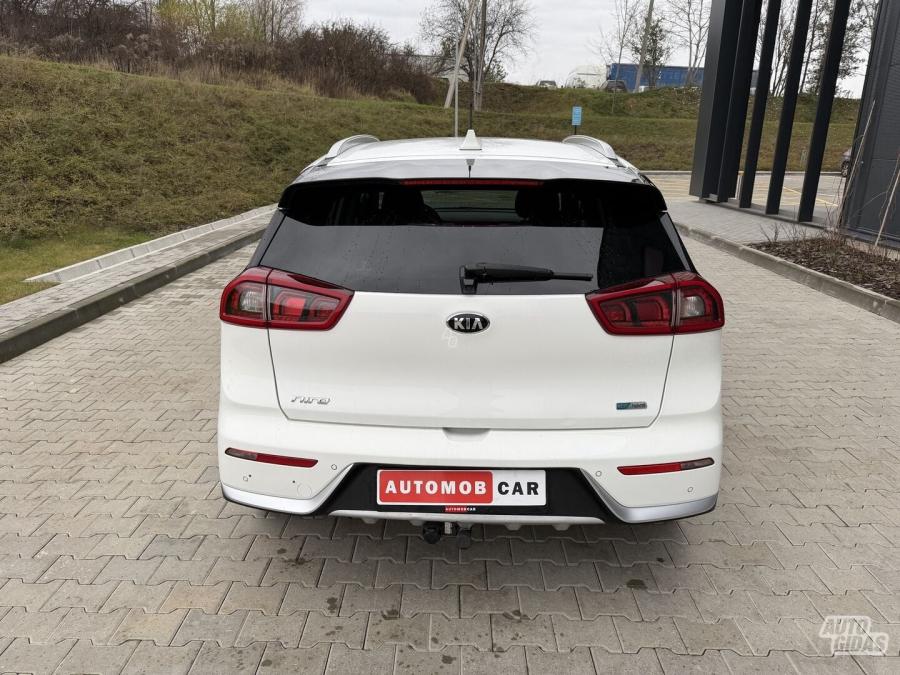 White Kia Niro 2019 in Vilnius, with an engine capacity of 1.60 L and mileage of 235 thousand km for 10850 €, photo 4 on AUTOMOTO.COM.LV