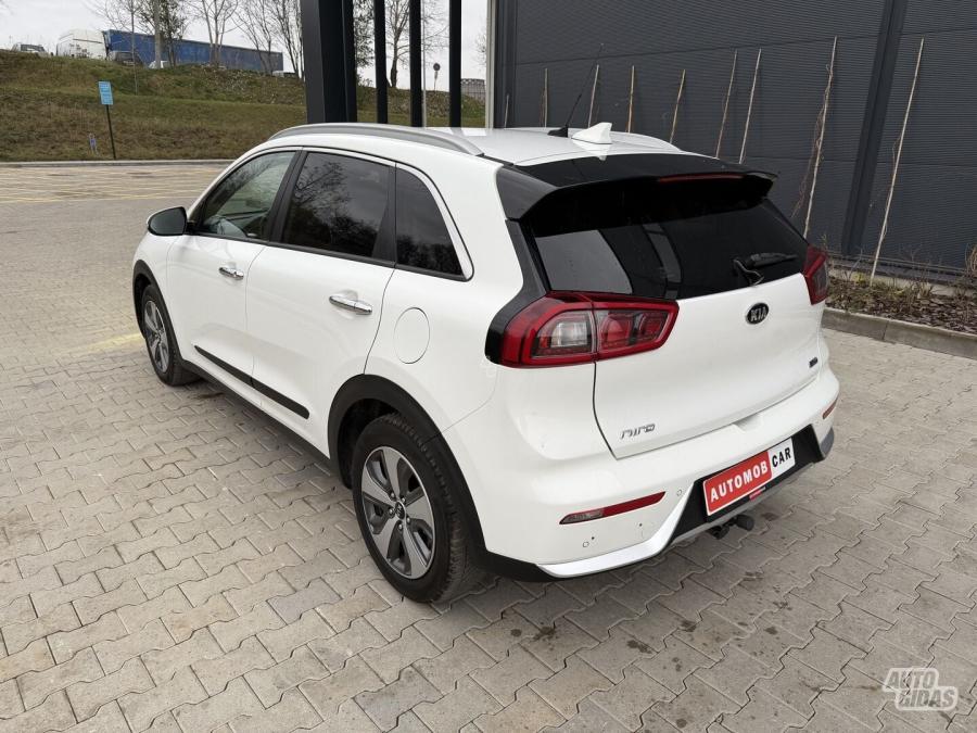 White Kia Niro 2019 in Vilnius, with an engine capacity of 1.60 L and mileage of 235 thousand km for 10850 €, photo 7 on AUTOMOTO.COM.LV