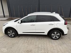 White Kia Niro 2019 in Vilnius, with an engine capacity of 1.60 L and mileage of 235 thousand km for 10850 €, photo 8 on AUTOMOTO.COM.LV