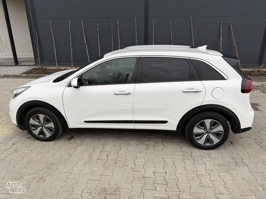 White Kia Niro 2019 in Vilnius, with an engine capacity of 1.60 L and mileage of 235 thousand km for 10850 €, photo 8 on AUTOMOTO.COM.LV